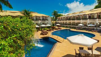 Piscina exterior, espreguiçadeiras