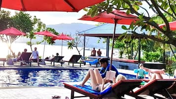 Piscina externa, guarda-sóis, espreguiçadeiras