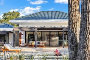 Two Bedroom Signature Villa | Frigobar, cofres nos quartos, individualmente decorados