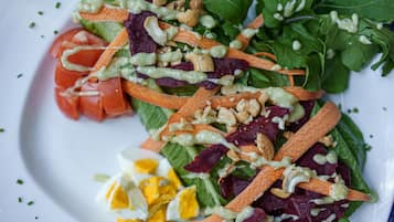 Pequenos-almoços, almoços, jantares servidos, com vista para o jardim