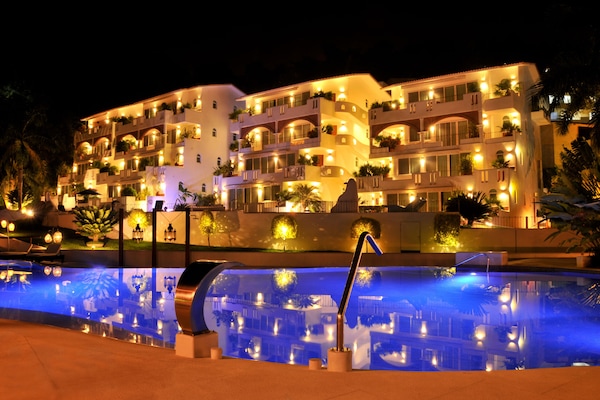 Piscina externa, guarda-sóis, espreguiçadeiras
