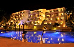 Piscina exterior, guarda-sóis, espreguiçadeiras 