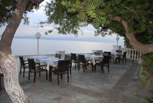 2 restaurantes, pequenos-almoços servidos, cozinha mediterrânica 