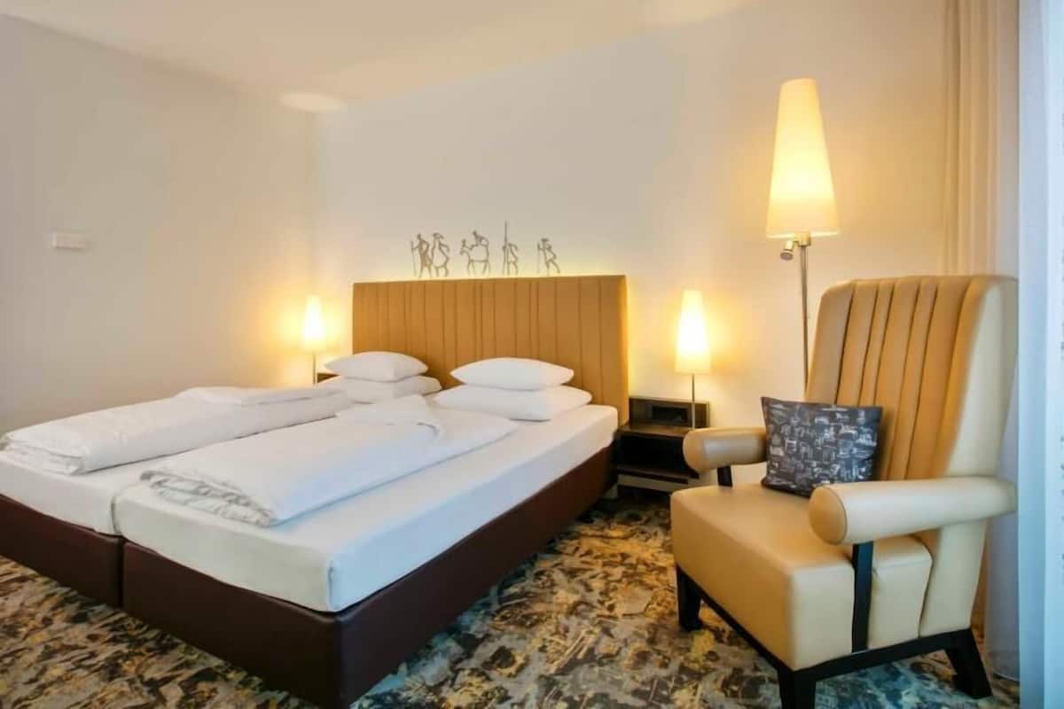 Roupas de cama antialérgicas, frigobar, cofres nos quartos, escrivaninha