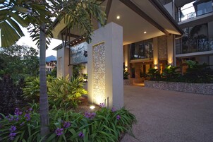 Fachada da propriedade à noite