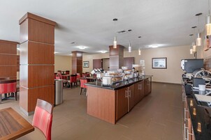 Café da manhã para viagem grátis todos os dias