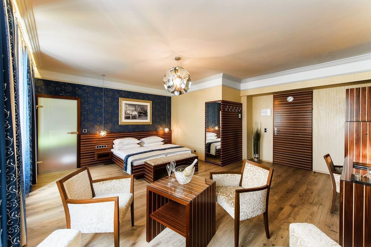 Roupas de cama antialérgicas, frigobar, cofres nos quartos, escrivaninha