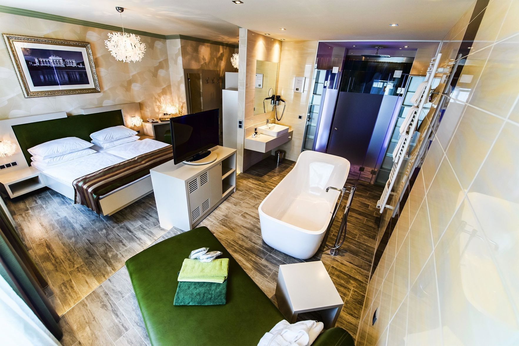 Roupas de cama antialérgicas, frigobar, cofres nos quartos, escrivaninha