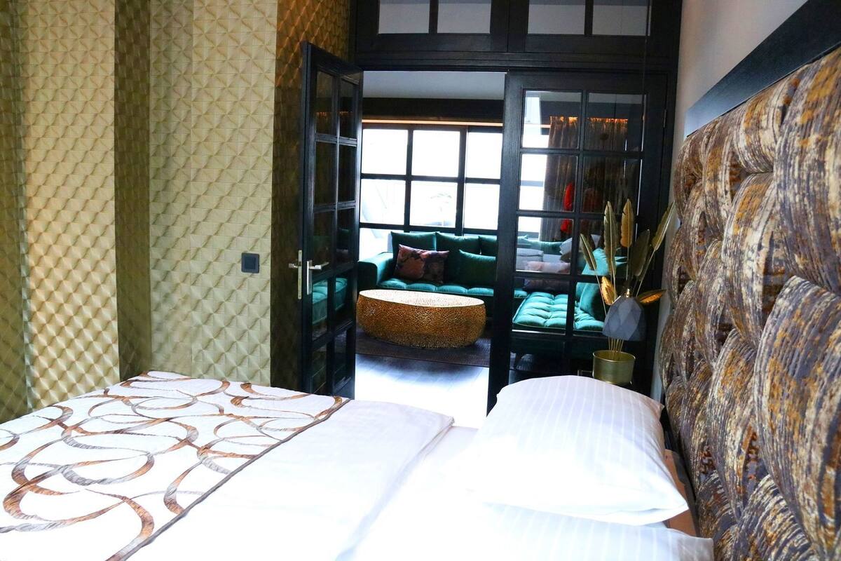 Roupas de cama antialérgicas, frigobar, cofres nos quartos, escrivaninha