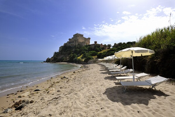 Praia particular, espreguiçadeiras, guarda-sóis, toalhas de praia