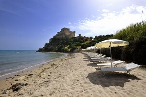 Praia particular, espreguiçadeiras, guarda-sóis, toalhas de praia 