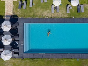 Piscina externa, guarda-sóis, espreguiçadeiras