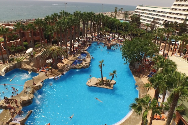 Piscina interna, piscina externa, guarda-sóis, espreguiçadeiras