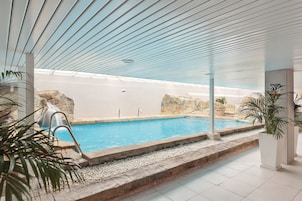 Piscina interna, piscina externa, guarda-sóis, espreguiçadeiras