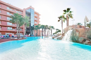 Piscina interna, piscina externa, guarda-sóis, espreguiçadeiras