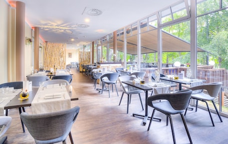 2 restaurantes, pequenos-almoços servidos, cozinha mediterrânica . Ostseehotel Villen Im Park – ein Rovell Hotel