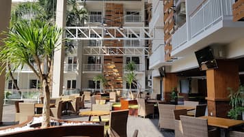 Serviço de café da manhã, almoço, jantar; vistas para a piscina