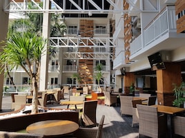 Pequenos-almoços, almoços, jantares servidos, com vista para a piscina