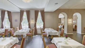 Almoços e jantares servidos, incluindo cozinha internacional