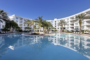 Piscina externa, funciona das 7h às 23h, barracas, guarda-sóis