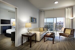 One Bedroom Corner Suite with Terrace | Cofres nos quartos, escrivaninha, espaço de trabalho para notebook