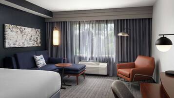 Quarto executivo, várias camas | Área de estar | TV