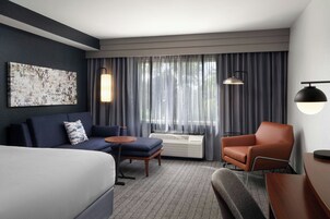 Quarto executivo, várias camas | Área de estar | TV