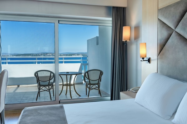 Quarto conforto, 1 cama de casal | Frigobar, cofres nos quartos, escrivaninha