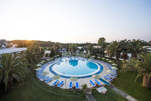 Piscina interior, 5 piscinas exteriores, toldos gratuitos, guarda-sóis 