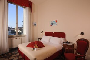 Quarto casal superior, vista para o jardim | Cofres nos quartos, escrivaninha, ferros/tábuas de passar roupa