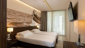 Quarto Clássico, 2 camas individuais, terraço | Camas de colchão pillowtop, minibar, cofre no quarto, secretária