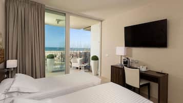 Privilege, Room with 2 single beds, terrace, sea view | Frigobar, cofres nos quartos, escrivaninha, cortinas blackout