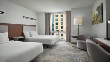 Roupas de cama premium, escrivaninha, espaço de trabalho para notebook