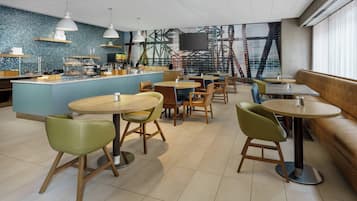 Café da manhã completo grátis todos os dias