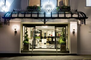 Fachada da propriedade à noite