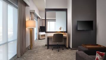 Suite, 1 cama king-size e sofá-cama | Sala de estar | Televisor LCD