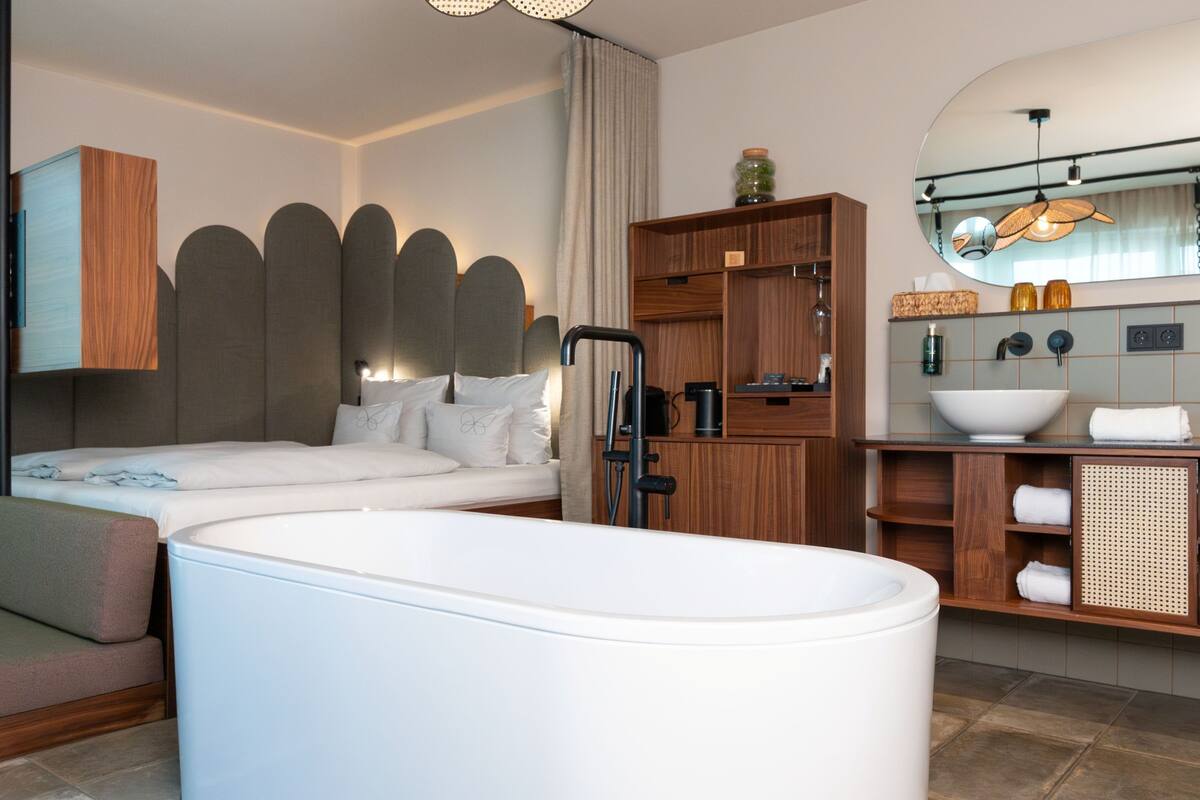 Hideaway Cocoon | Roupa hipoalergénica, cofre no quarto, cortinas/cortinados opacos