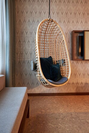 Urban Cocoon Triple | Roupa hipoalergénica, cofre no quarto, cortinas/cortinados opacos 