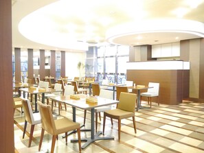 Pequeno-almoço tipo buffet diário (1800 JPY por pessoa) 