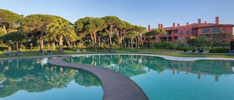 Piscina externa sazonal, guarda-sóis, espreguiçadeiras