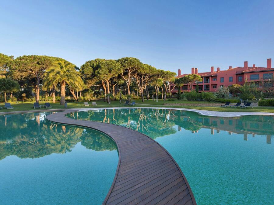 Piscina exterior sazonal, guarda-sóis, espreguiçadeiras