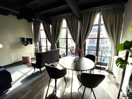Estúdio Deluxe | Cortinas/cortinados opacos, Wi-fi grátis, roupa de cama fornecida 