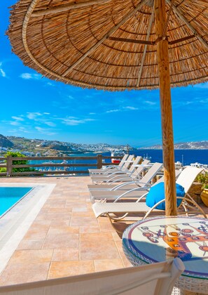 Terraço com espreguiçadeiras