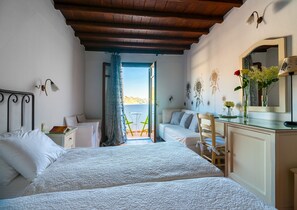 Quarto Superior, vista parcial para o mar | Roupa de alta qualidade, cofre no quarto, secretária 