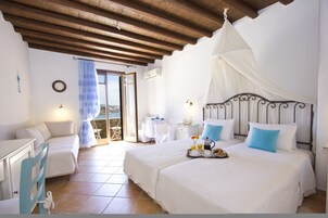 Quarto Superior, vista para o oceano | Roupa de alta qualidade, cofre no quarto, secretária 