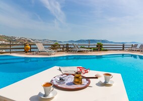 Piscina exterior, guarda-sóis, espreguiçadeiras 