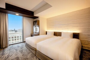 Quarto duplo luxo, para não fumantes, acesso ao Club Lounge (Renovated in 2026/ 30 sqm) | Edredons de pluma, camas com colchões de espuma com sistema de memória