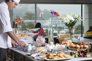 Pequeno-almoço tipo buffet diário incluído 