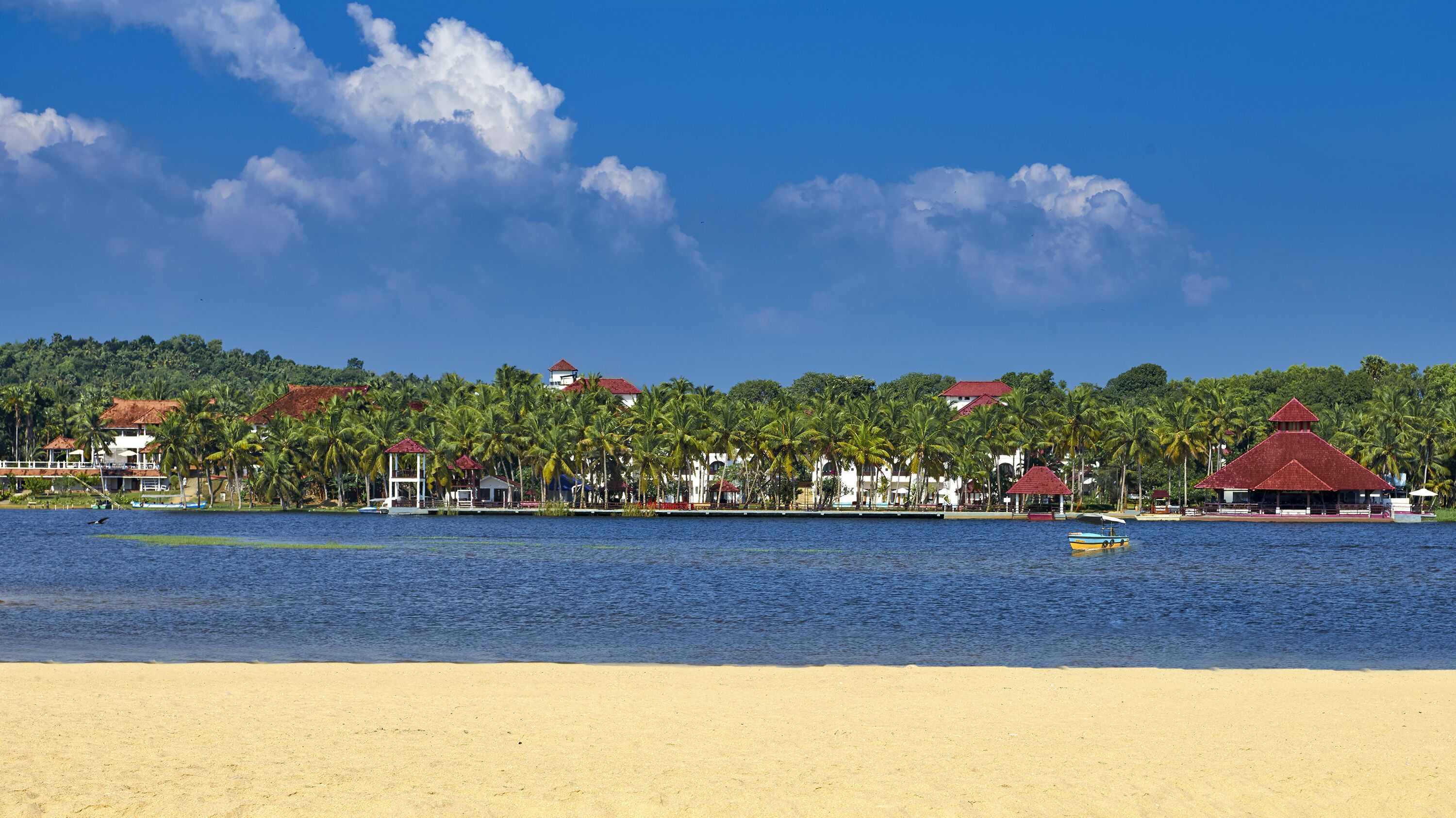 Perto da praia, praia de areia branca, autocarro grátis para a praia 
