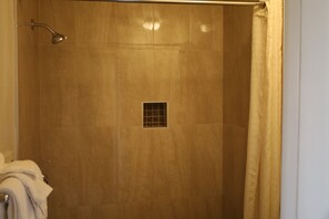 Quarto standard, 2 camas Queen | Banheiro | Chuveiro/banheira combinados, produtos de toalete grátis